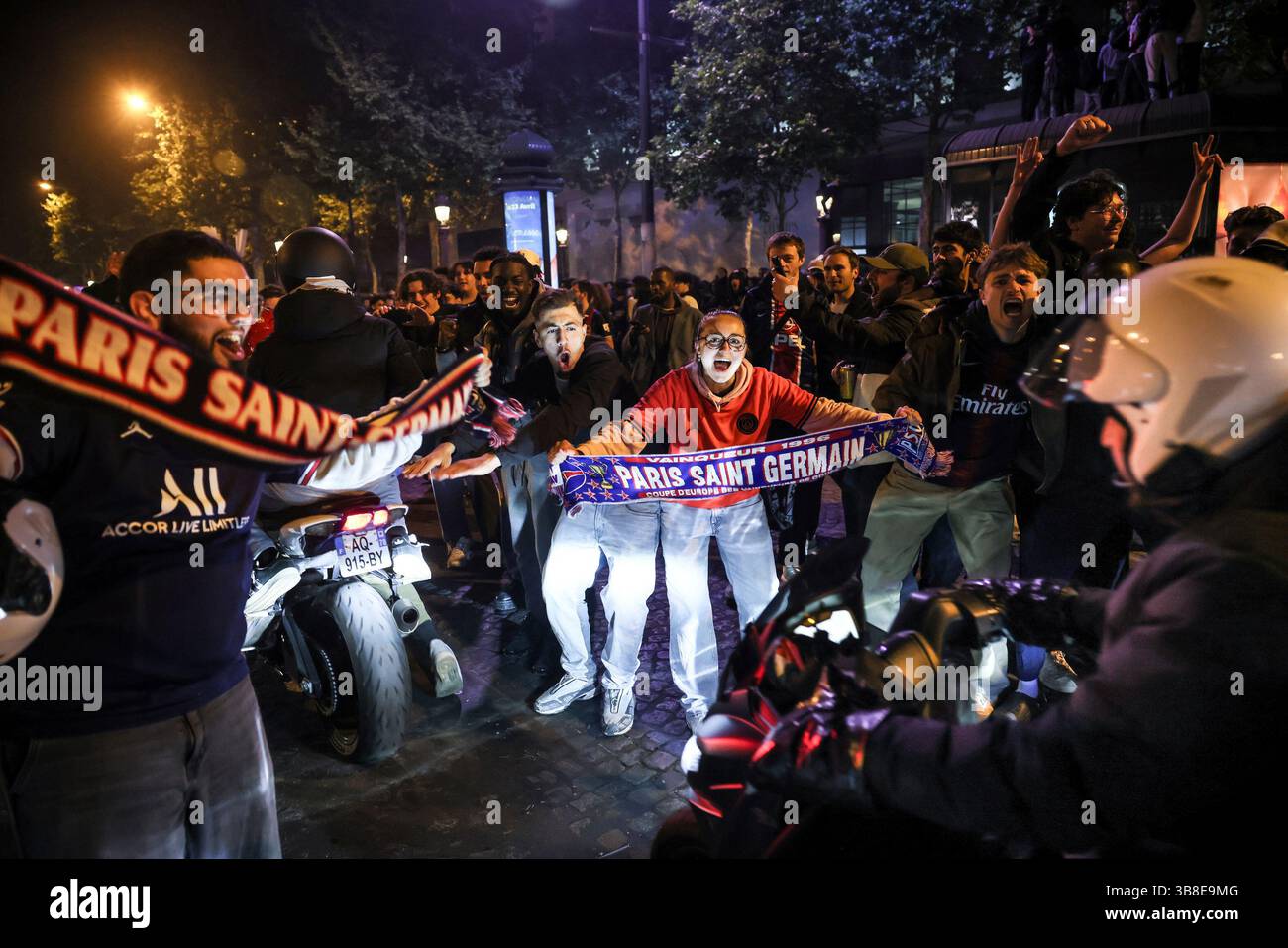 Paris Saint-Germain fans celebrate after the Champions League semifinal ...