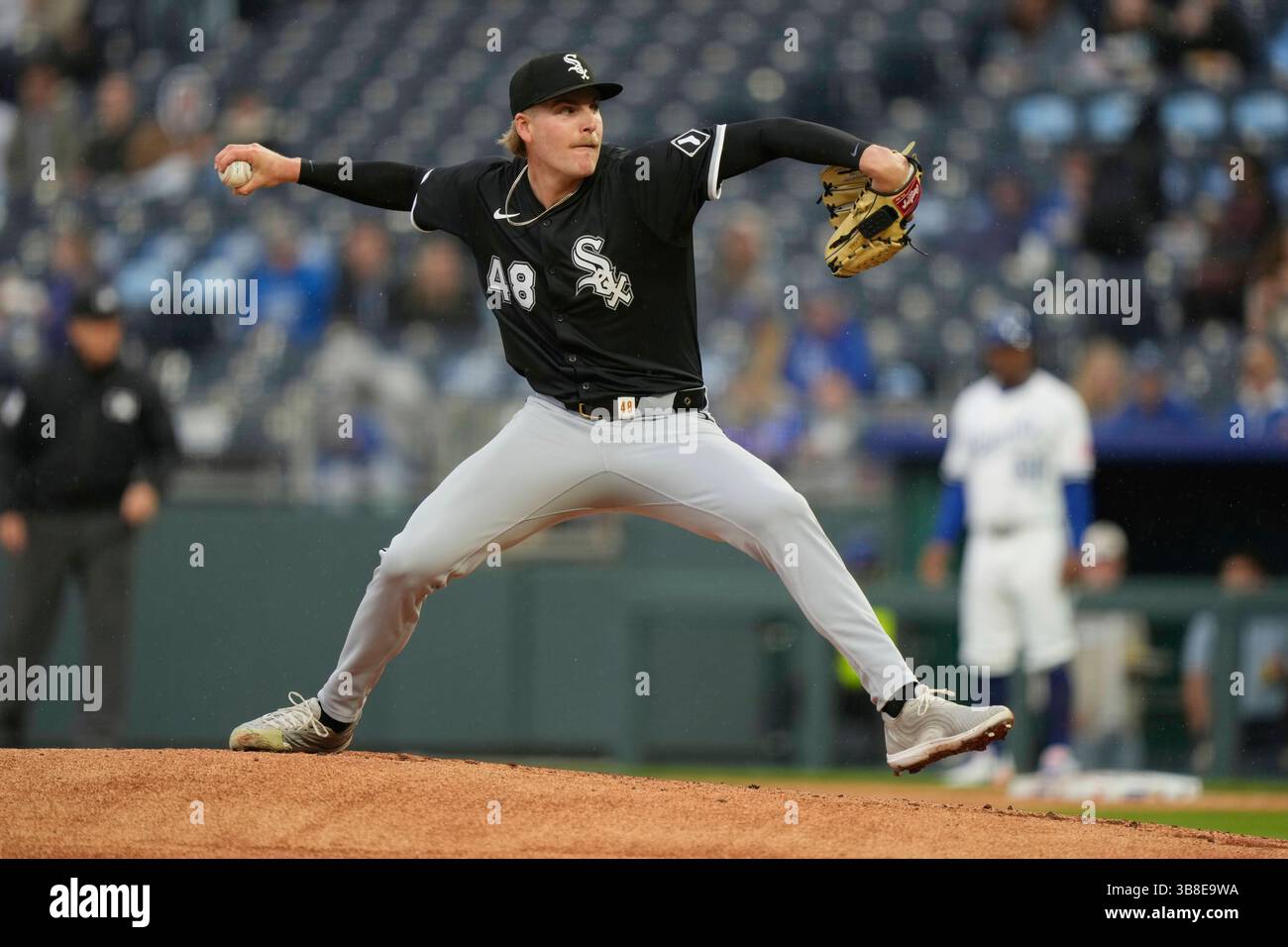 Chicago White Sox starting pitcher Jonathan Cannon throws during the ...