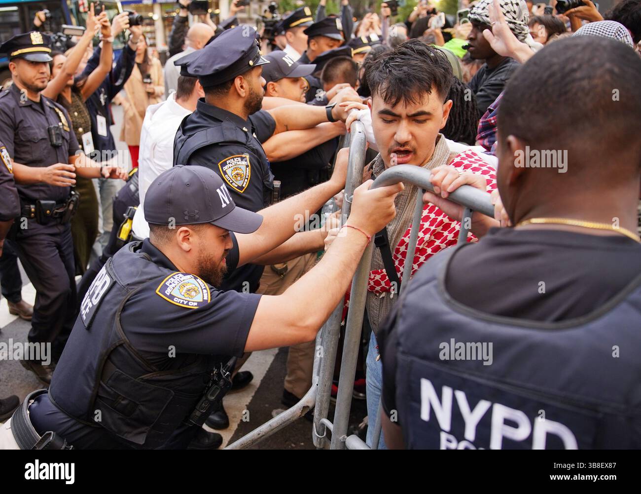 New York, United States. 07th May, 2025. NYPD Police officers attempt ...