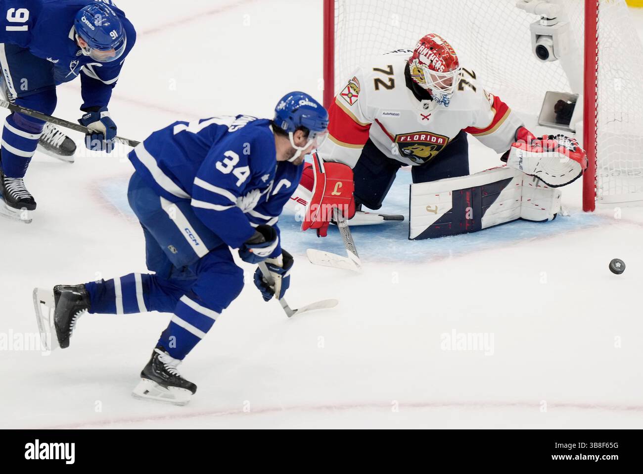 Florida Panthers goaltender Sergei Bobrovsky (72) makes a save against ...