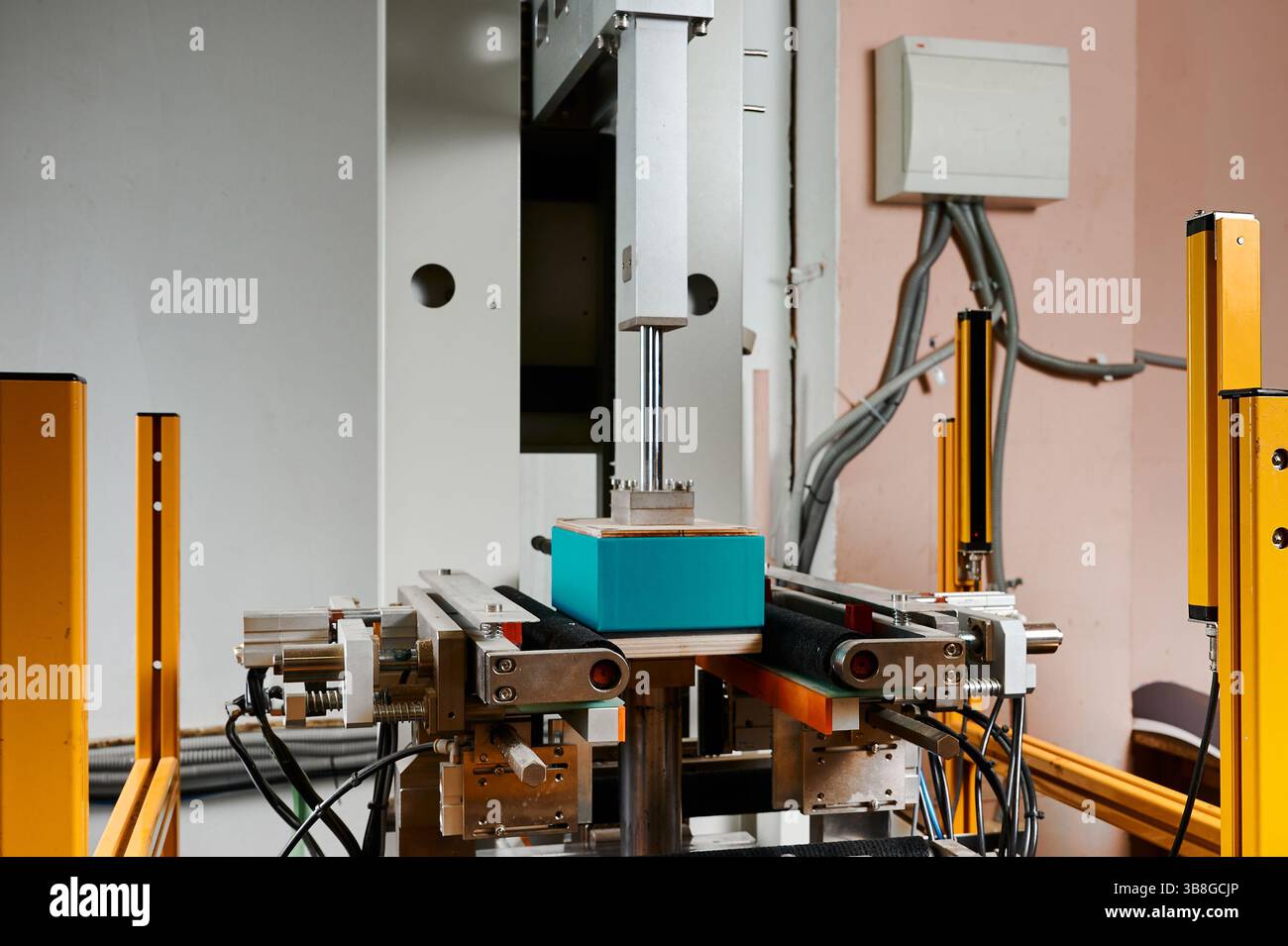 Innovative semi-automatic machine enhances efficiency in wrapping rectangular boxes at ...