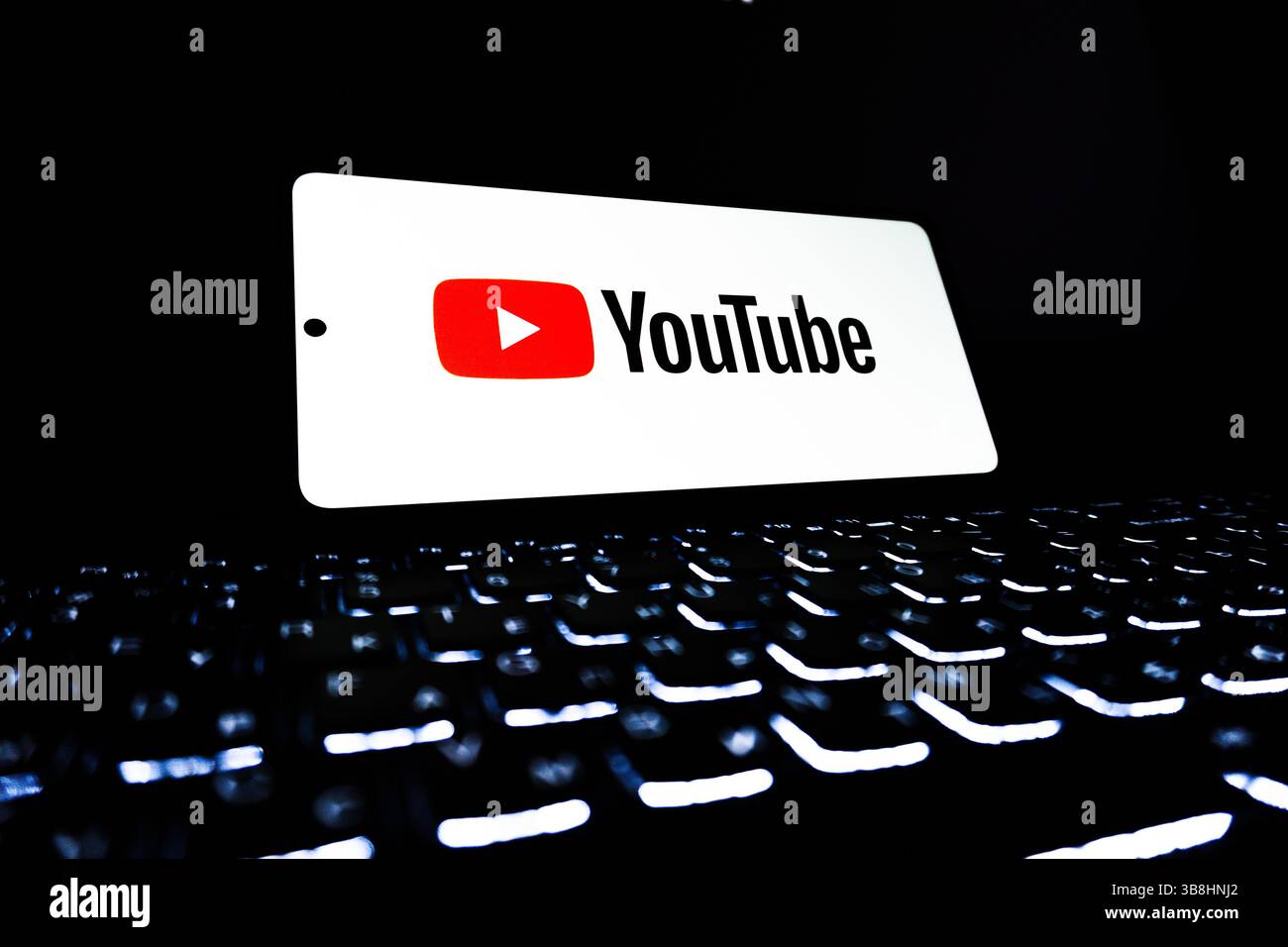 Youtube logo screen hi-res stock photography and images - Alamy
