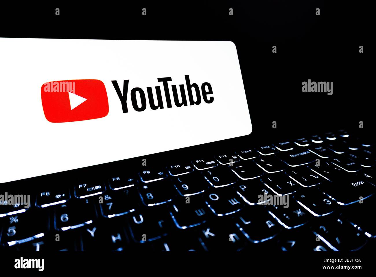 Youtube logo screen hi-res stock photography and images - Alamy