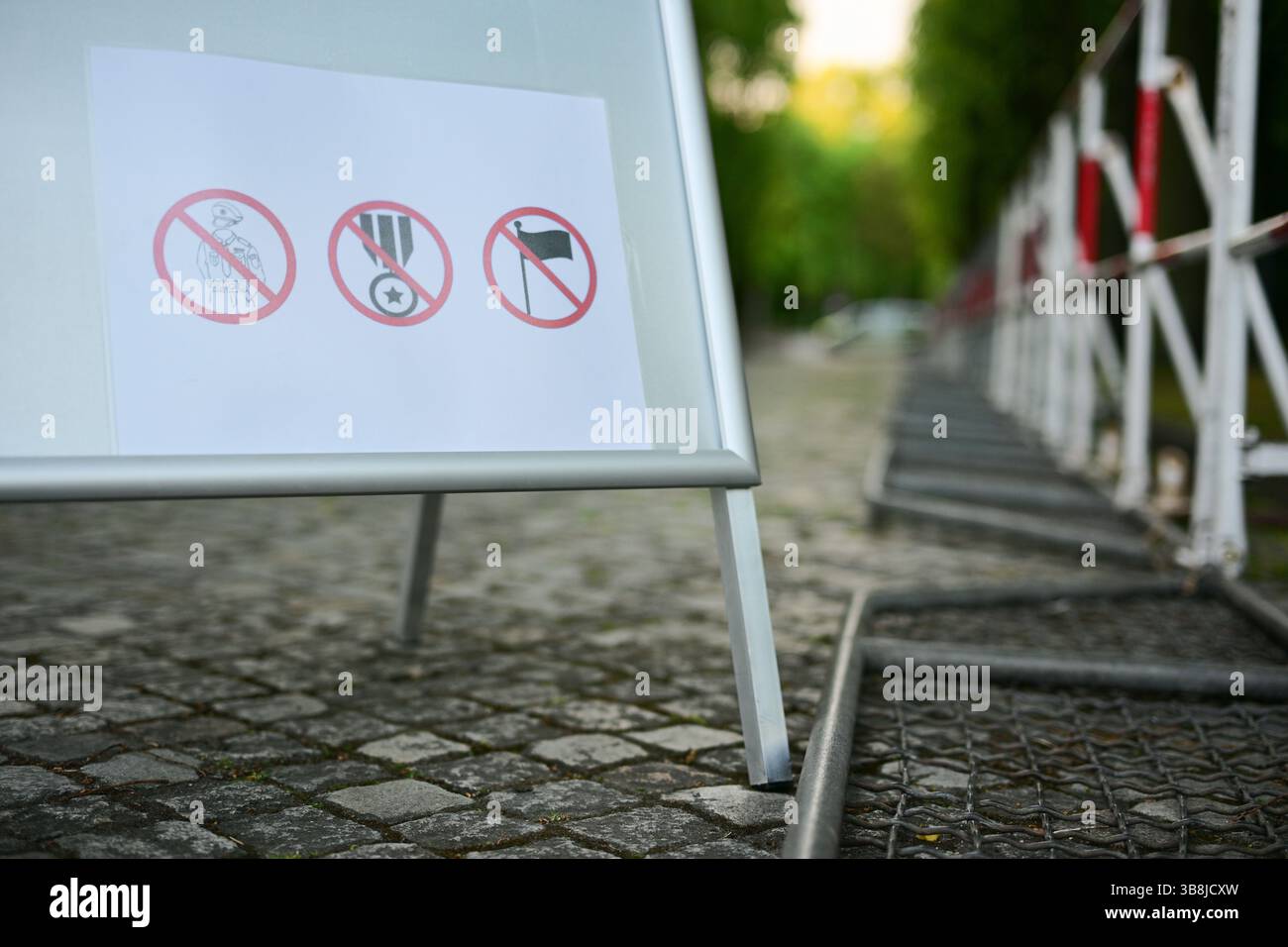 Berlin, Germany. 08th May, 2025. A placard indicates a ban on wearing ...