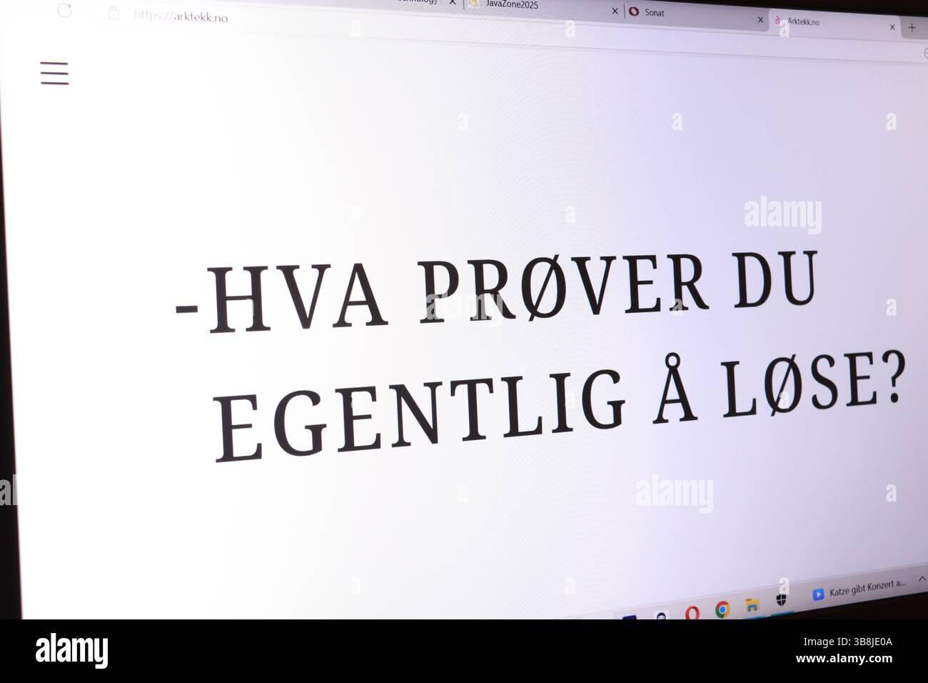 Norwegian text on screen displaying question: hva prøver du egentlig å ...