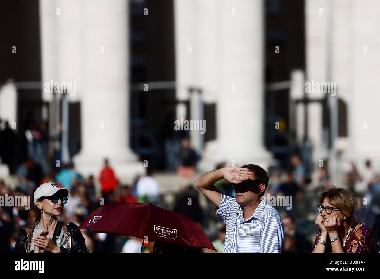 Roma, Italia. 07th May, 2025. Attesa della Fumata . Primo giorno di ...