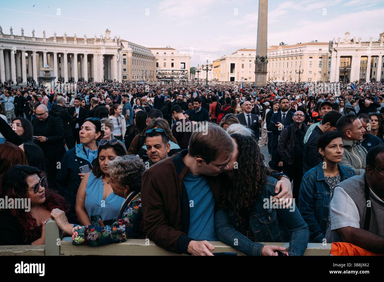 St. Peter's Square was full of believers and curious to meet the new ...