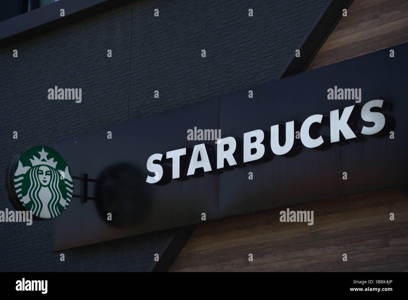 The logo of the Starbucks chain of restaurants and coffee shops Stock ...