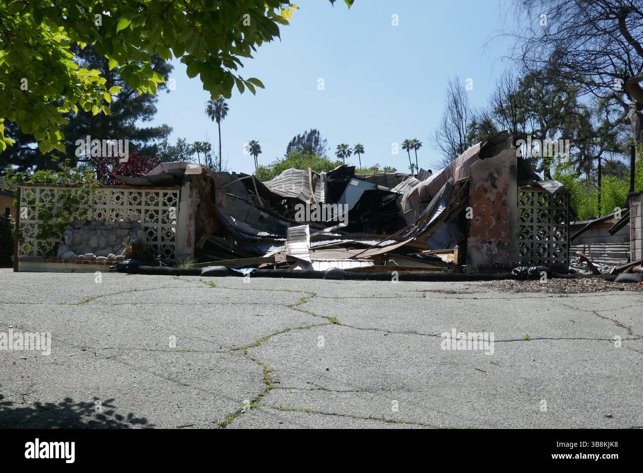 Altadena, California, USA 7th May 2025 Altadena aftermath and cleanup ...