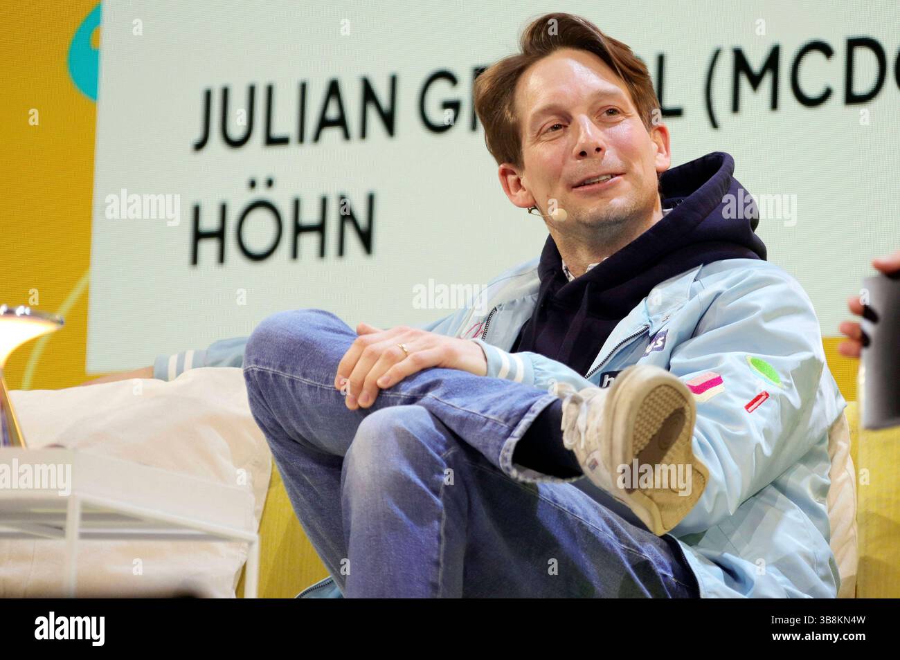 Philip Hitschler-Becker beim OMR Festival 2025 in den Messehallen ...