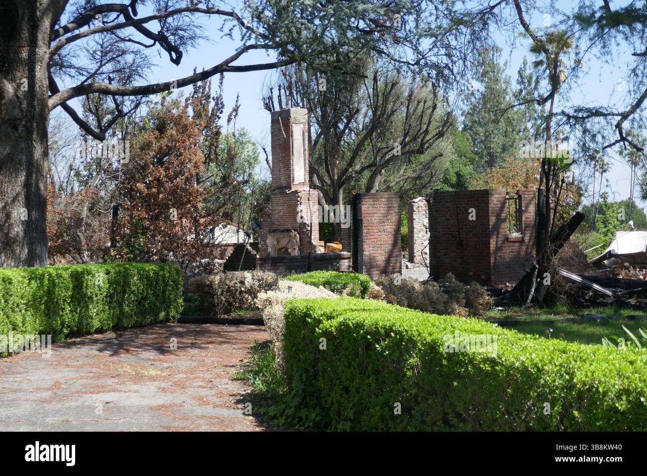 Altadena, California, USA 7th May 2025 Altadena aftermath and cleanup ...