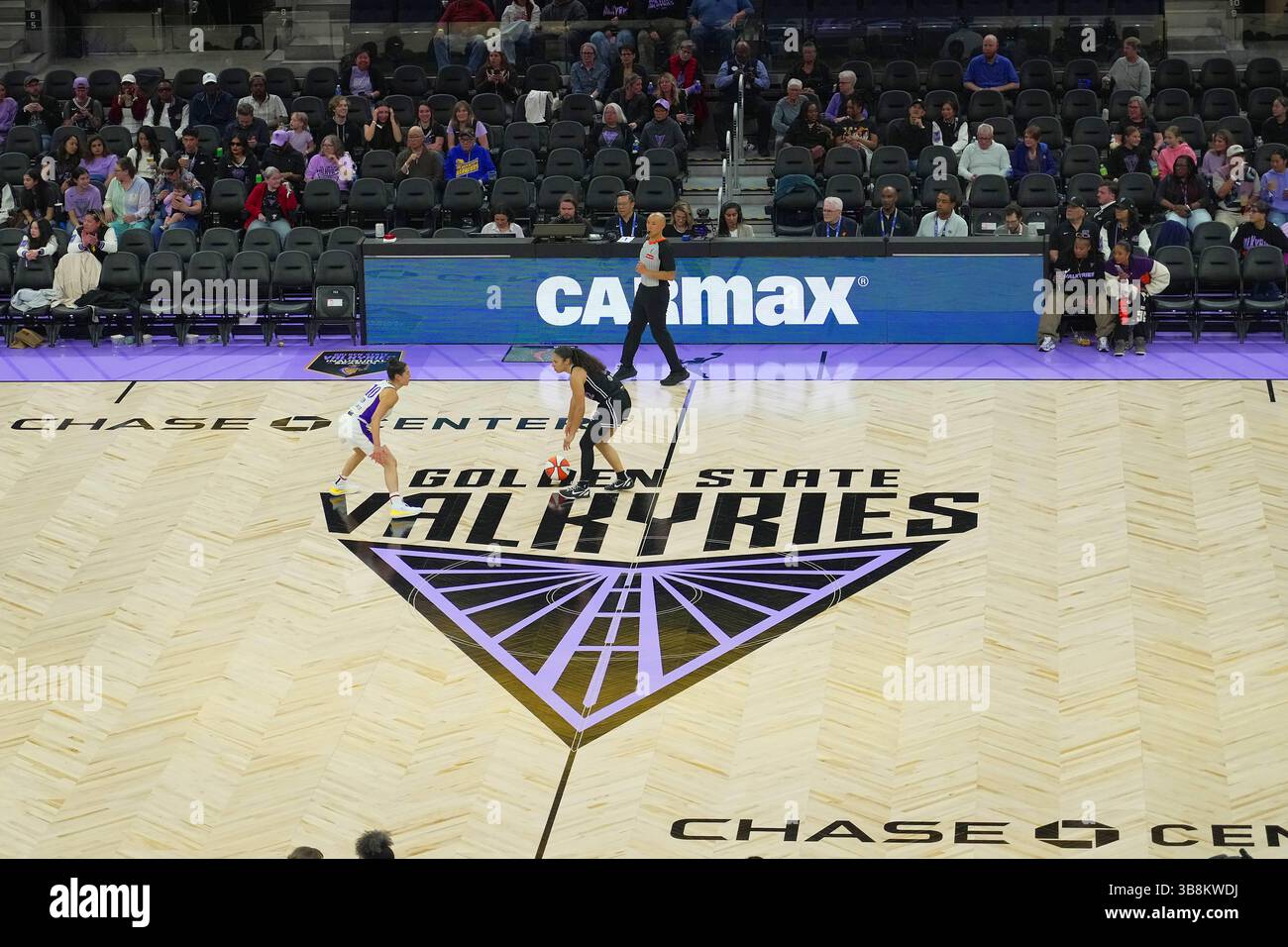 Golden State Valkries guard Veronica Burton (15) dribbles the ball ...