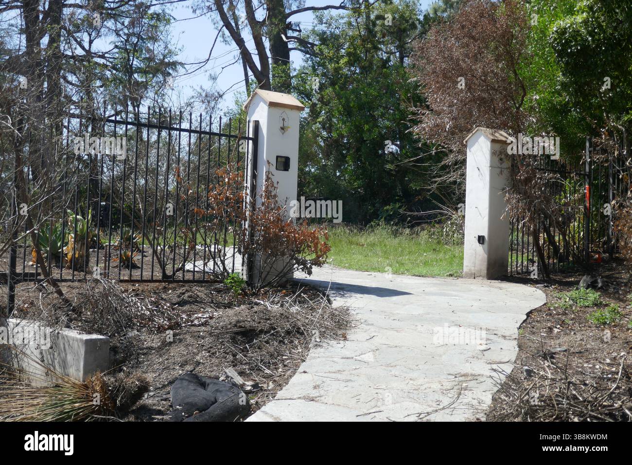 Altadena, California, USA 7th May 2025 Altadena aftermath and cleanup ...