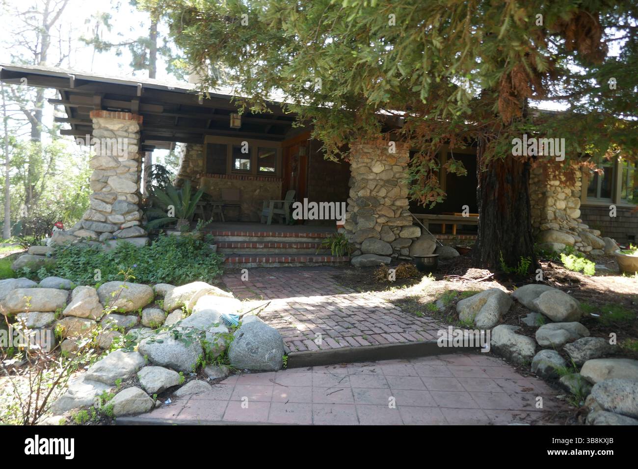 Altadena, California, USA 7th May 2025 Undamged Home in Altadena ...