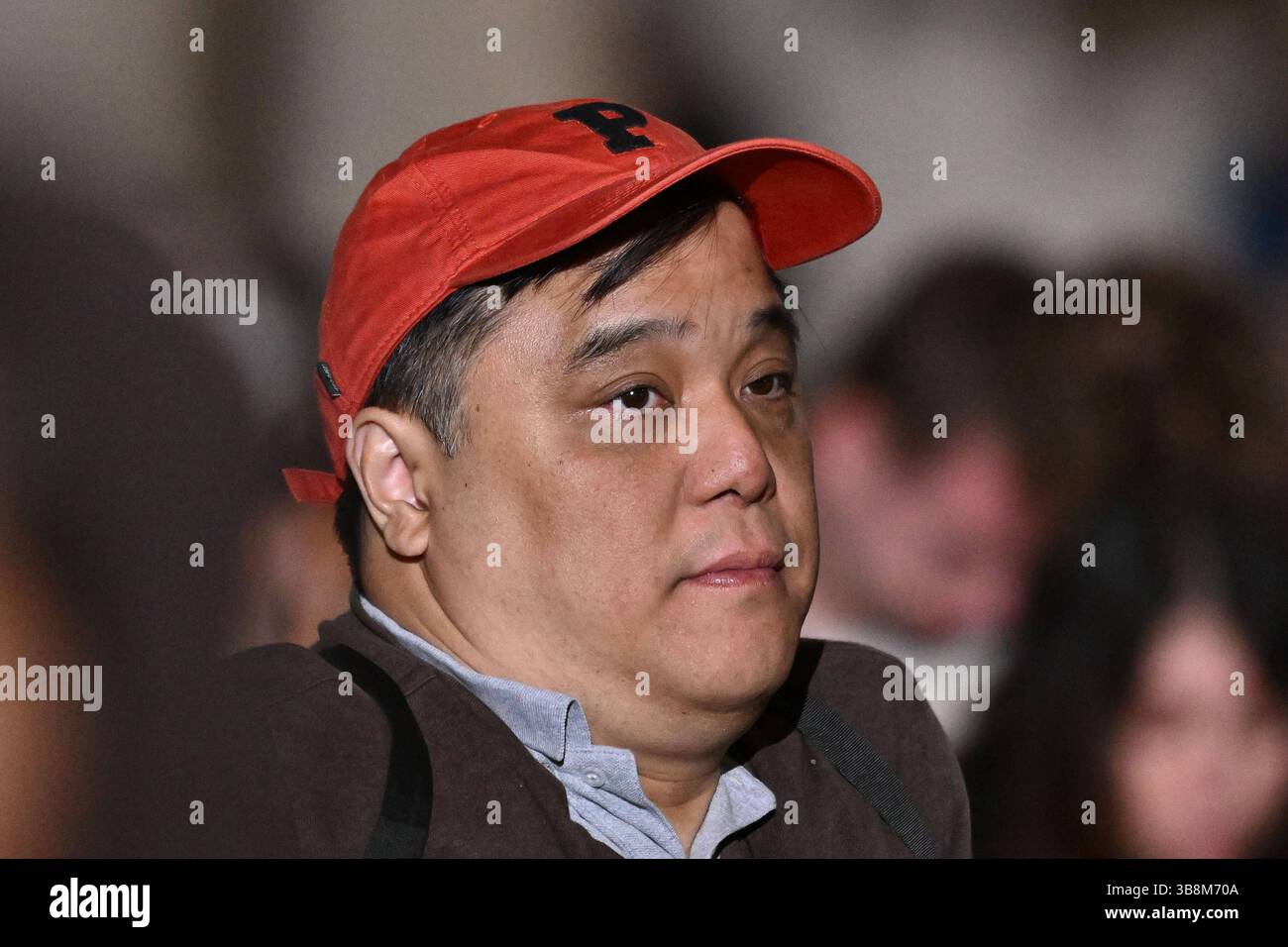 News - Il Conclave Pilgrims wait for smoke from the chimney of the ...