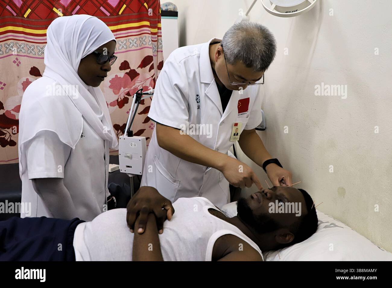 Zanzibar, Tanzania. 6th May, 2025. Li Dengke (R, rear), a TCM doctor from the 34th Chinese ...