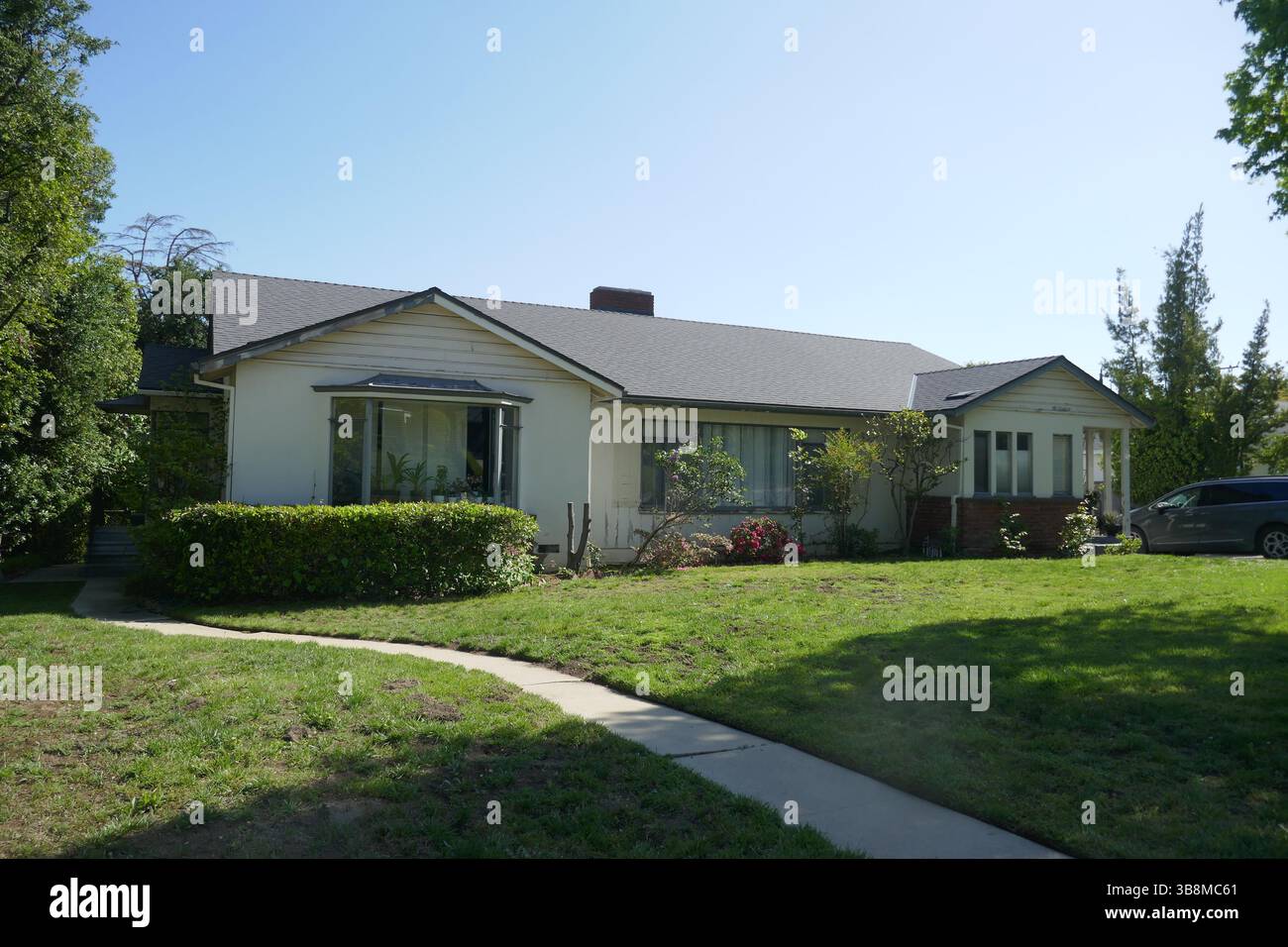 Altadena, California, USA 7th May 2025 Undamaged Home in Altadena ...