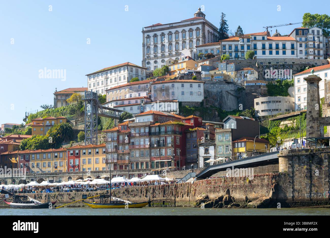 Historic riverside buildings on hillside of Ribeira next to River Douro ...