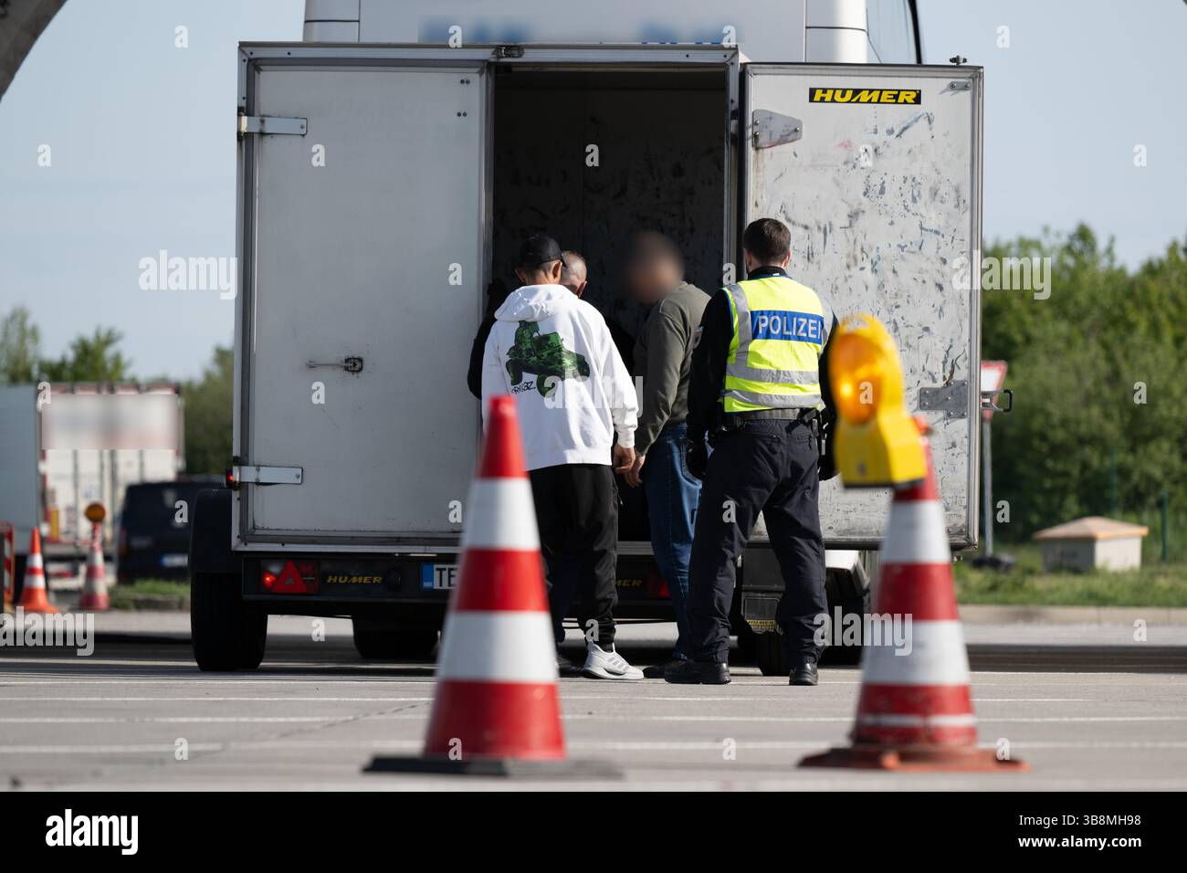 08 May 2025, Saxony, Berggießhübel: A federal police officer inspects ...