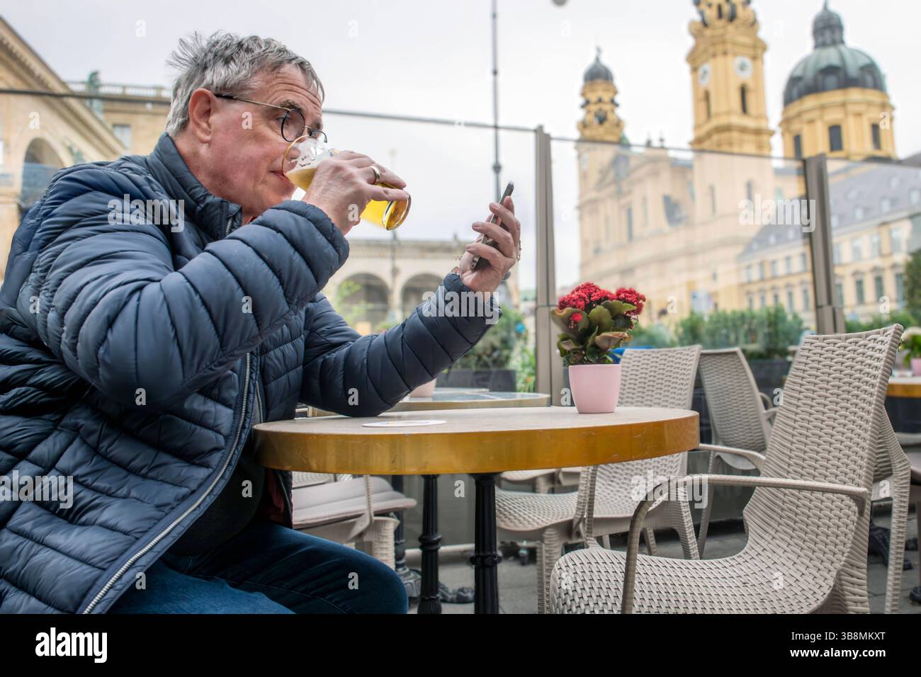 Rentner in einem Cafe am Odeonsplatz, München, Mai 2025 Deutschland ...