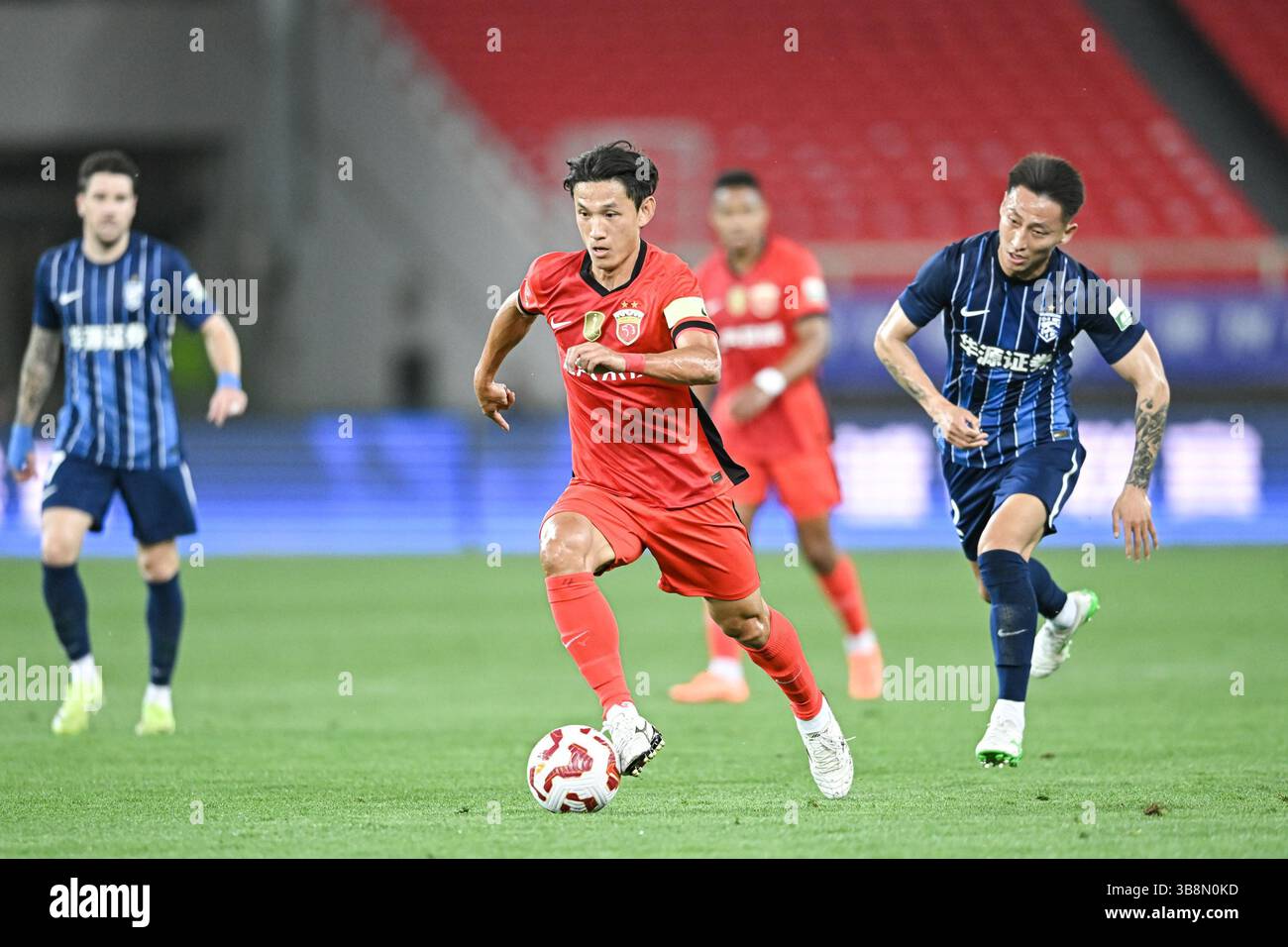 Shanghai Port Football Club defeated Wuhan Three Towns Football Club ...