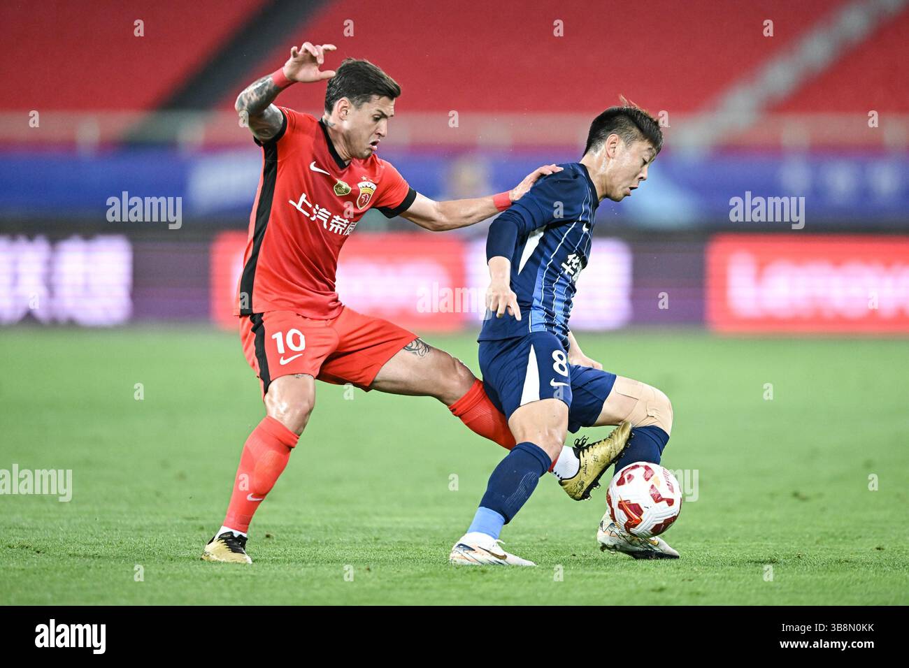 Shanghai Port Football Club defeated Wuhan Three Towns Football Club ...