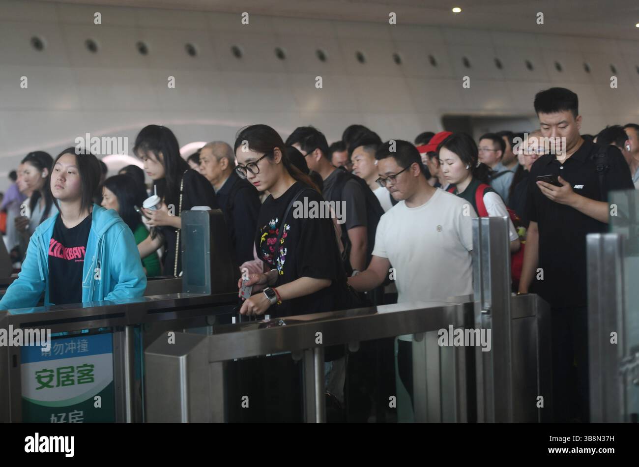 Hangzhoudong railway station embraces returning passengers, Hangzhou ...