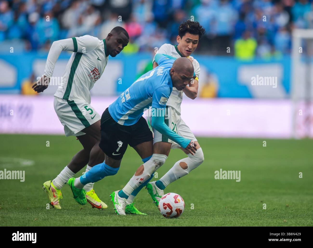 Beijing Guoan Football Club defeated Dalian Yingbo Football Club with 2 ...
