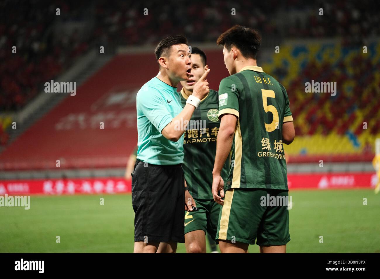 Chengdu Rongcheng Football Club defeated Zhejiang Professional Football ...