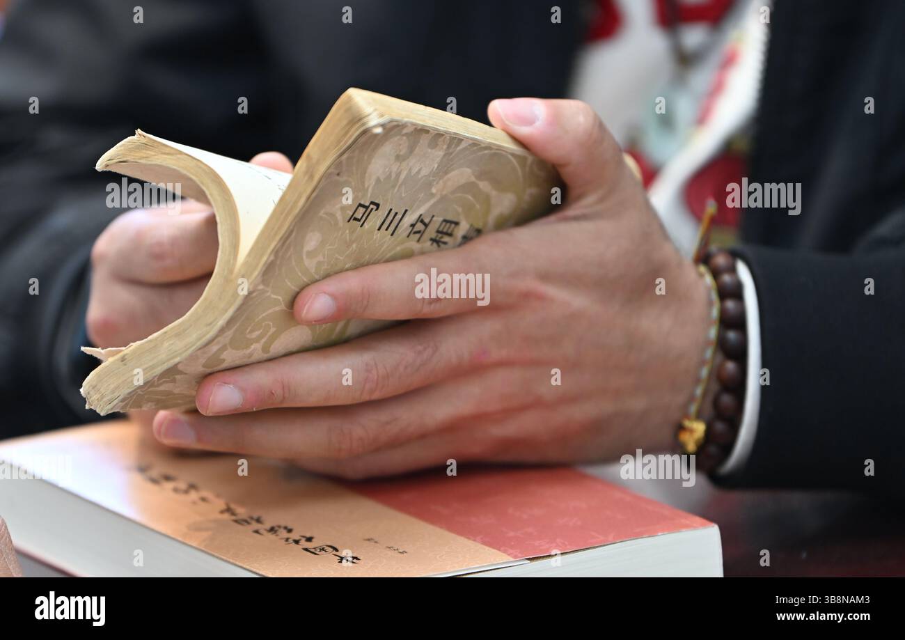 (250508) -- TIANJIN, May 8, 2025 (Xinhua) -- Raydis Franco browses ...