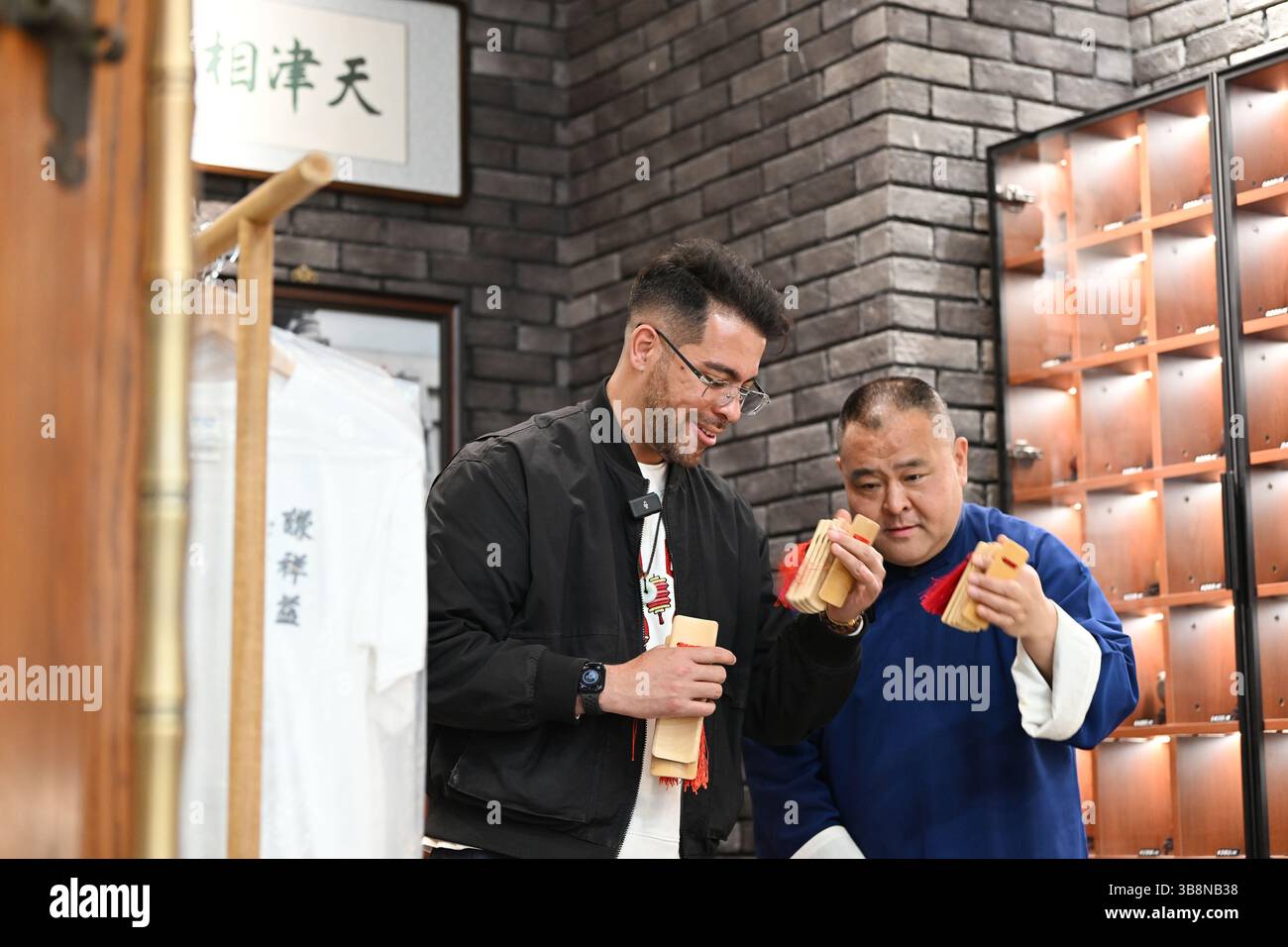 (250508) -- TIANJIN, May 8, 2025 (Xinhua) -- Cross-talk performer Wang ...