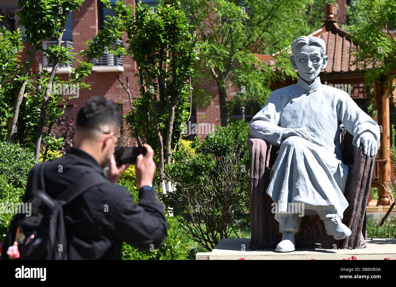 (250508) -- TIANJIN, May 8, 2025 (Xinhua) -- Raydis Franco takes photos of the statue of Ma ...