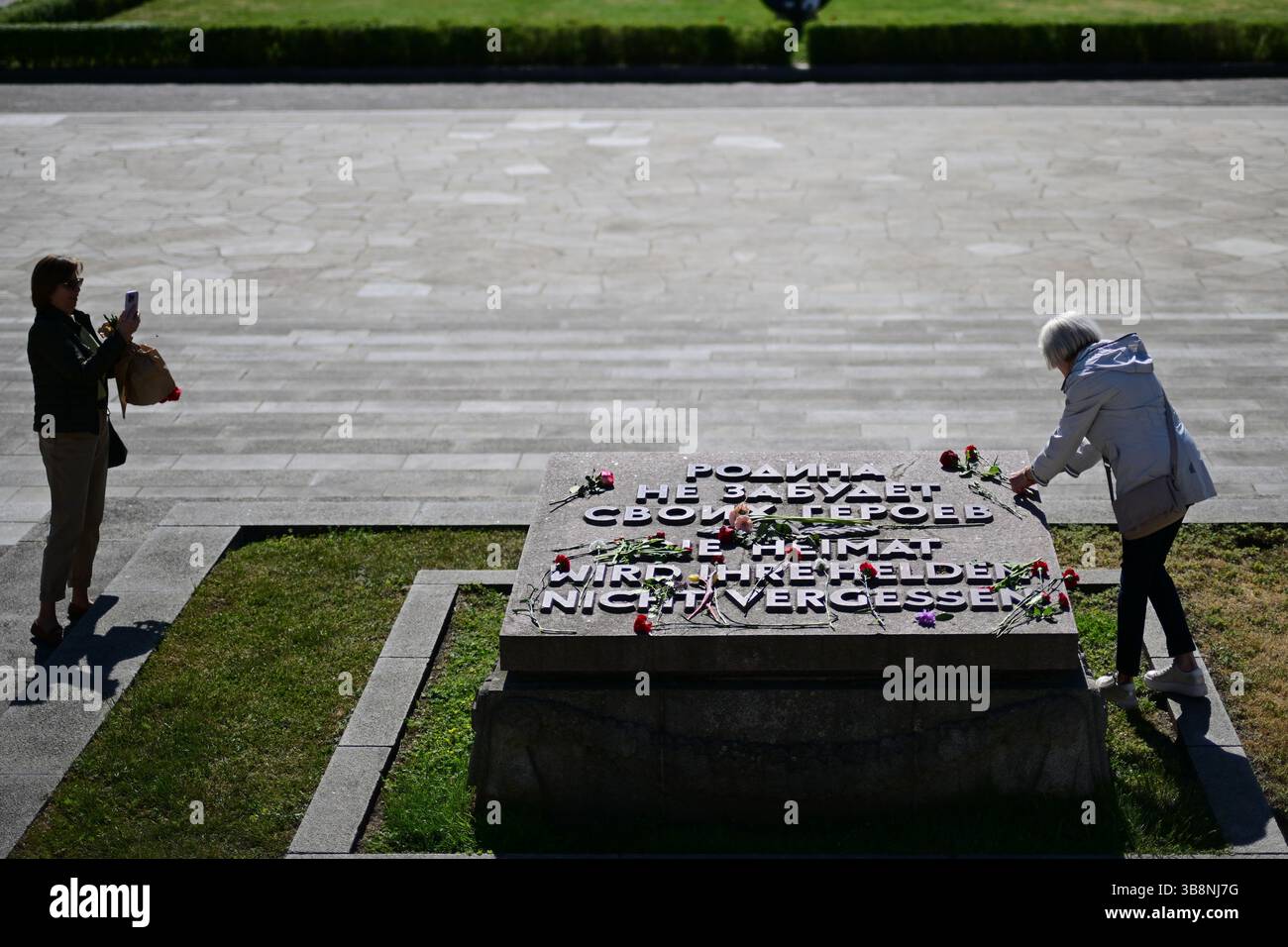 Berlin, Germany. 08th May, 2025. Visitors lay flowers at the Soviet ...