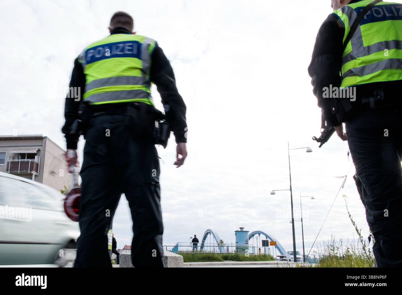08 May 2025, Brandenburg, Frankfurt (Oder): Officers of the Federal ...