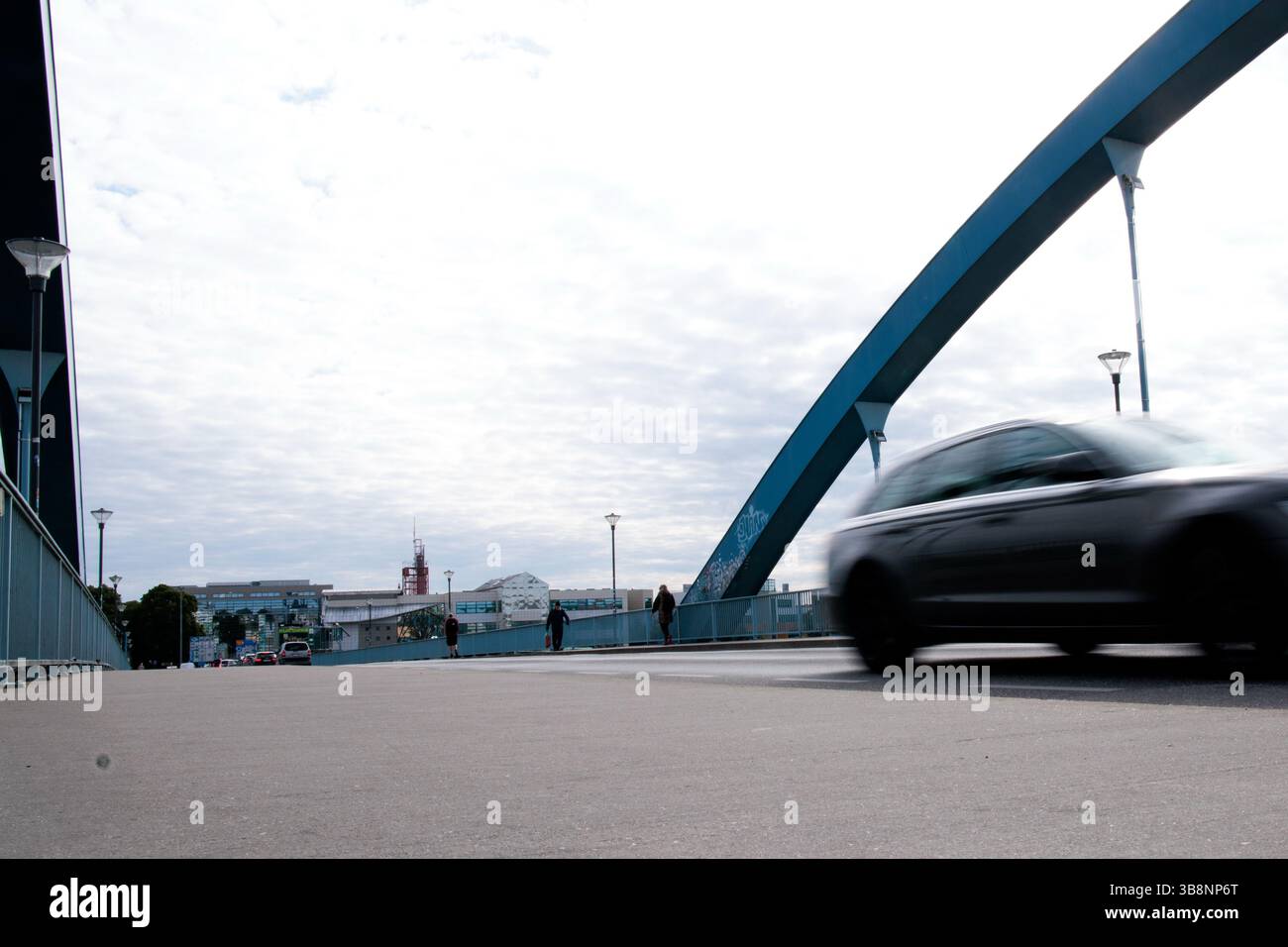 08 May 2025, Brandenburg, Frankfurt (Oder): Passers-by and motorists ...
