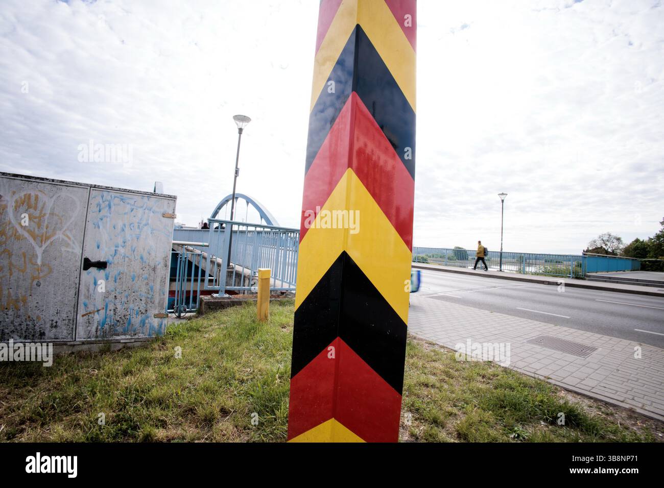 08 May 2025, Brandenburg, Frankfurt (Oder): A border post stands at the ...