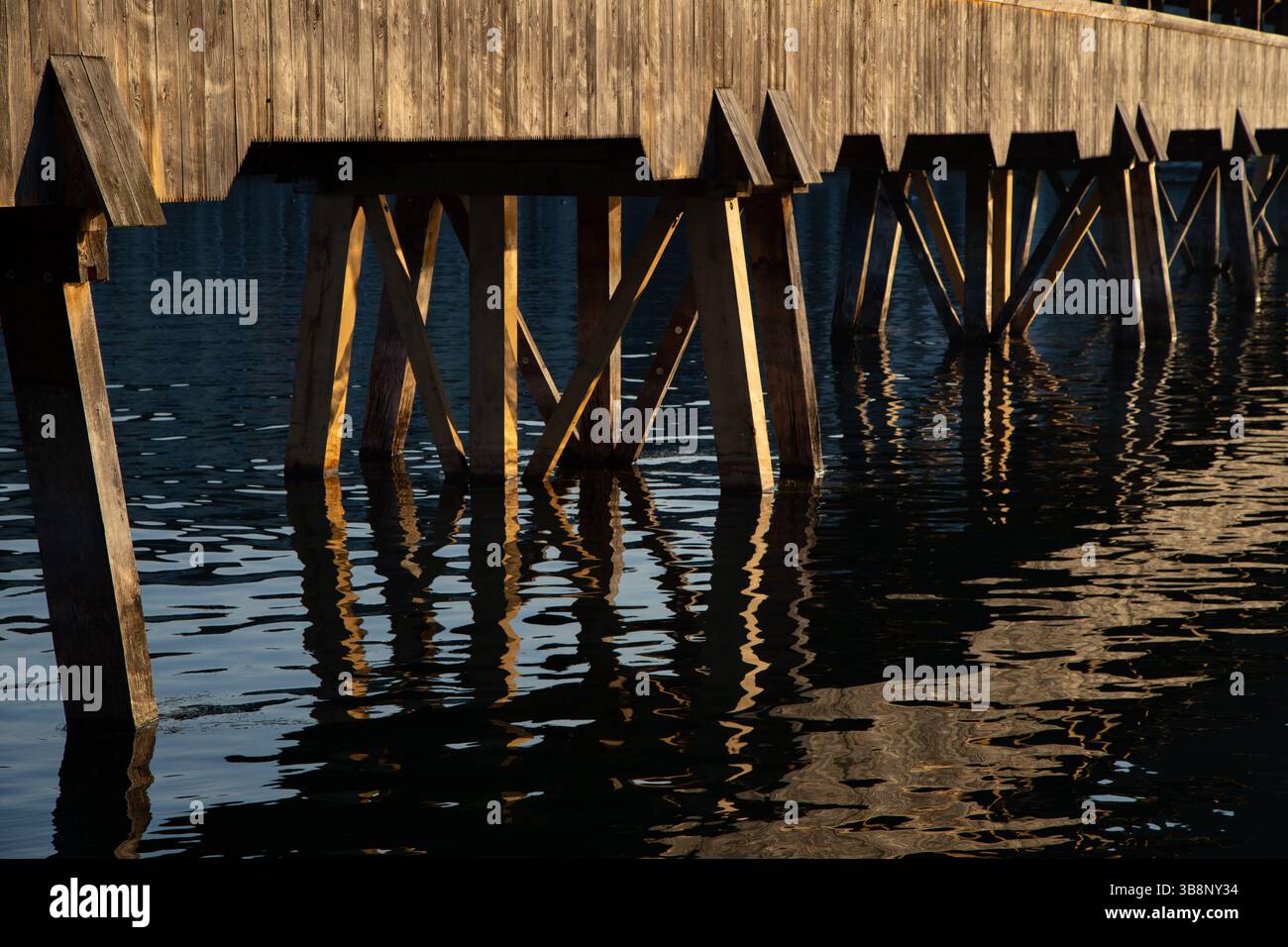 Wooden foot bridge with reflections on the water Stock Photo - Alamy