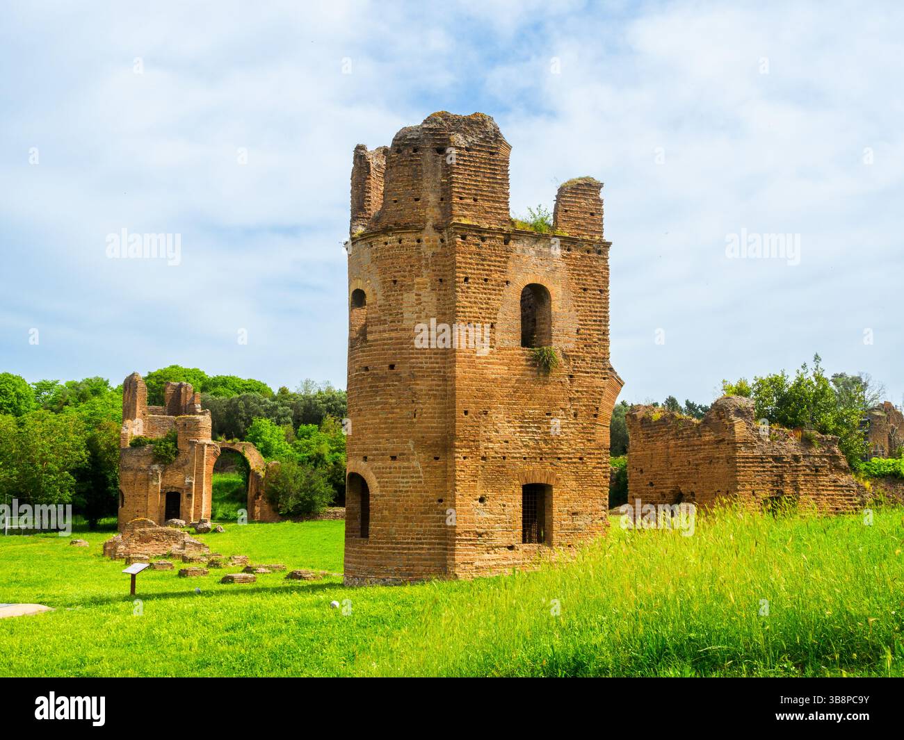 Towers in the South side of the circus - Villa of Maxentius ...