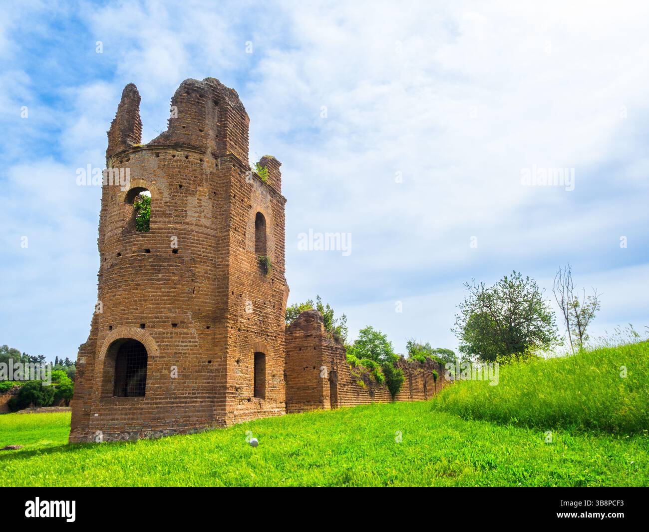 Towers in the South side of the circus - Villa of Maxentius ...
