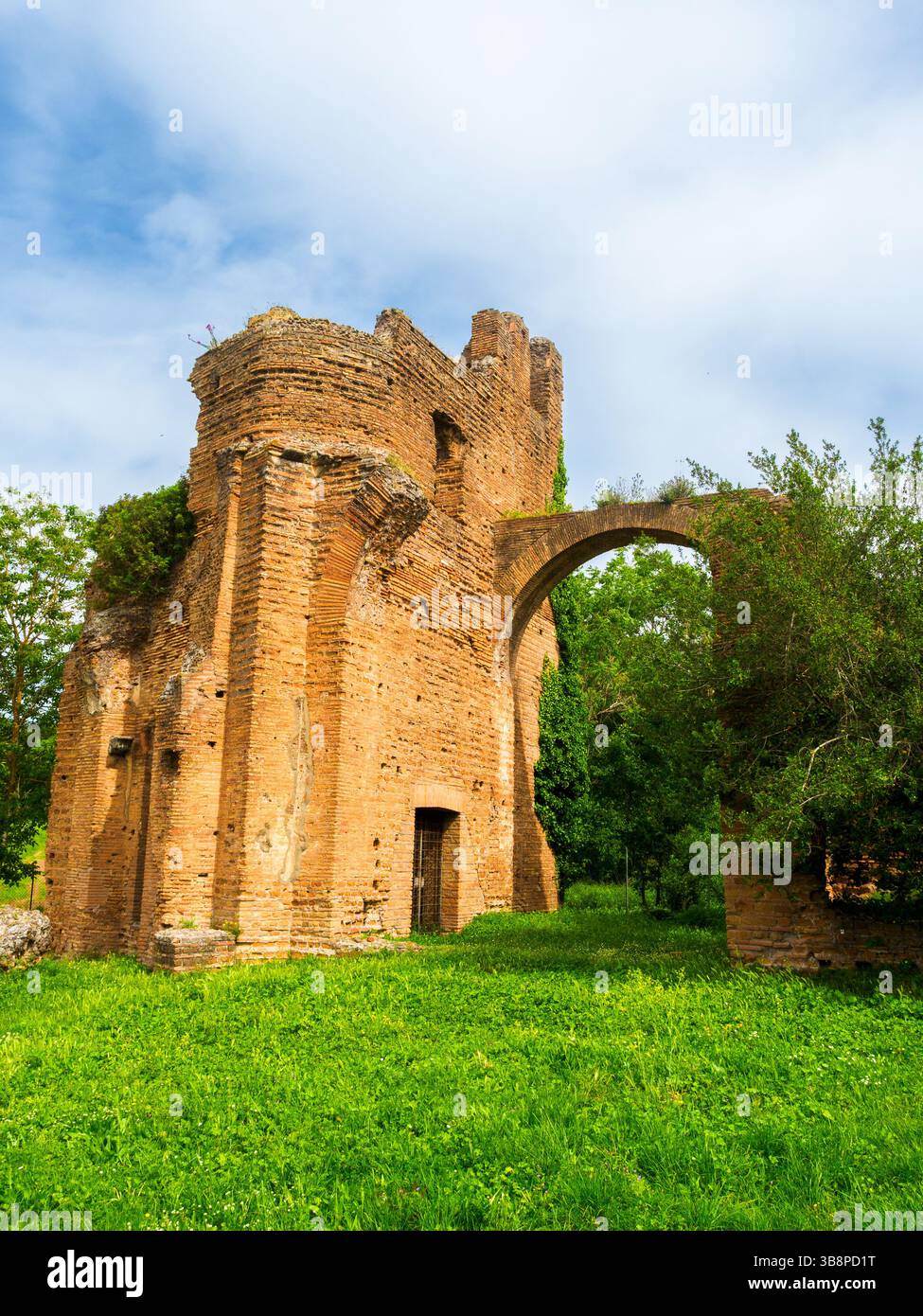 Towers in the South side of the circus - Villa of Maxentius ...