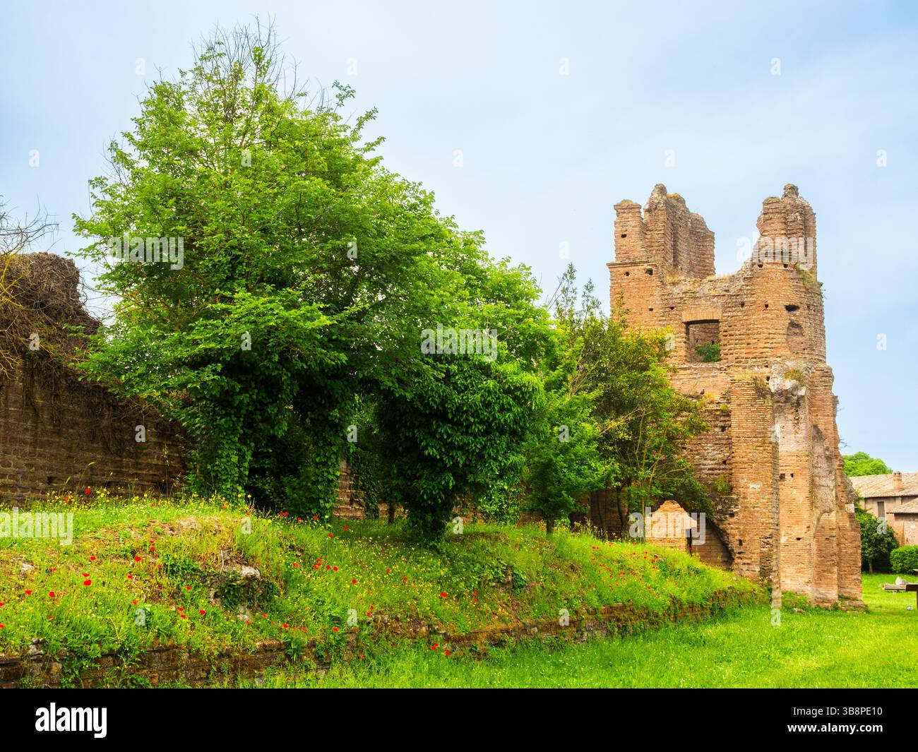 Towers in the South side of the circus - Villa of Maxentius ...