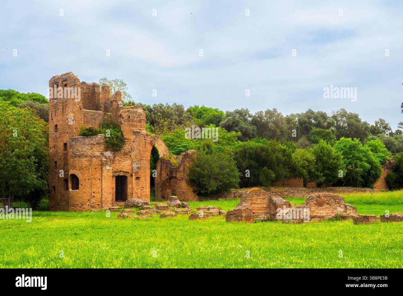 Towers in the South side of the circus - Villa of Maxentius ...