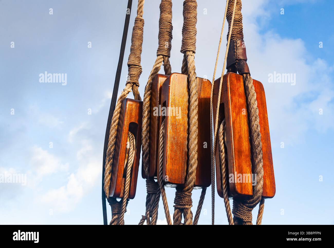 Ancient knotted ropes hi-res stock photography and images - Alamy