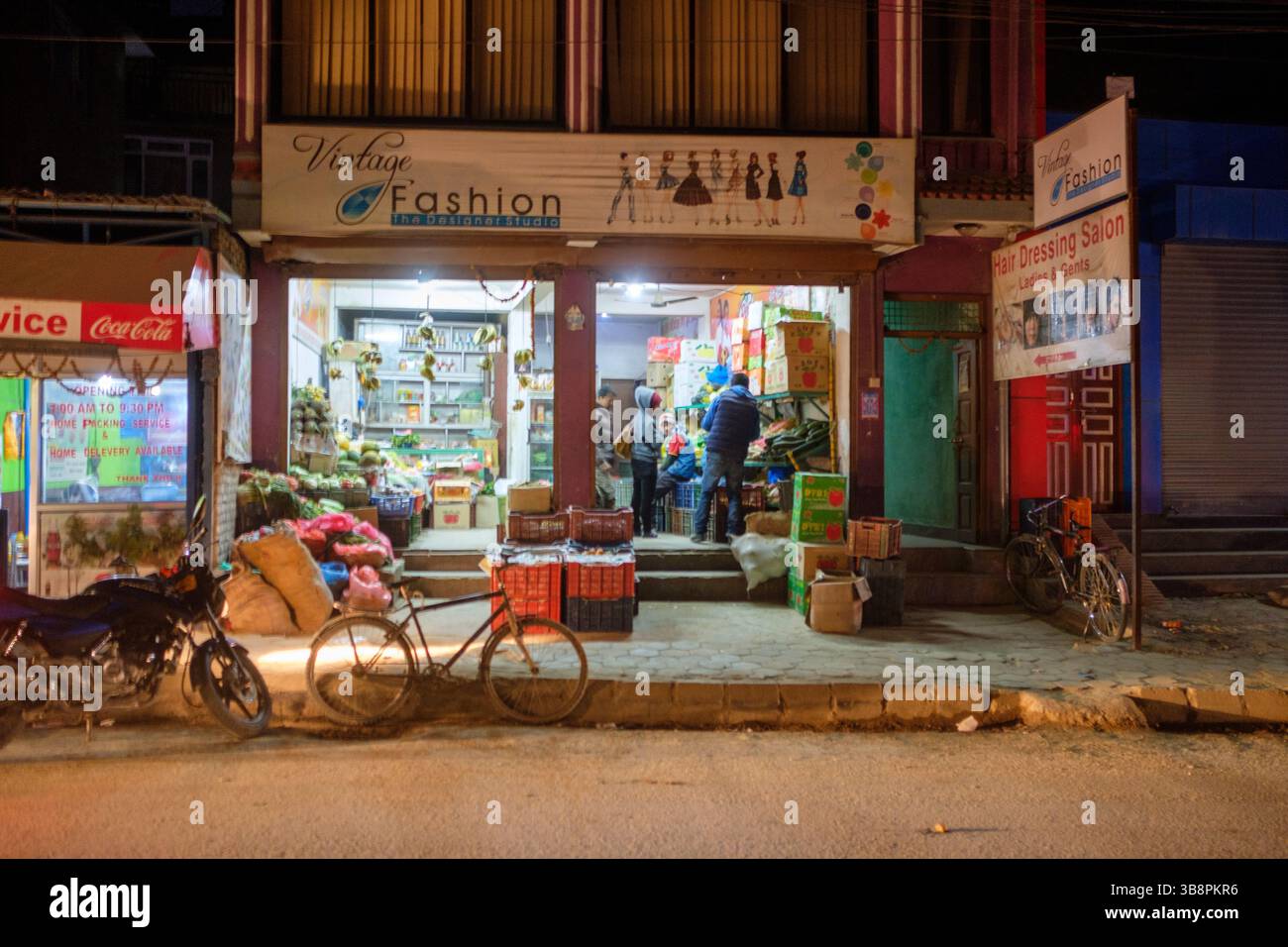 Bustling bicycle shop hi-res stock photography and images - Alamy