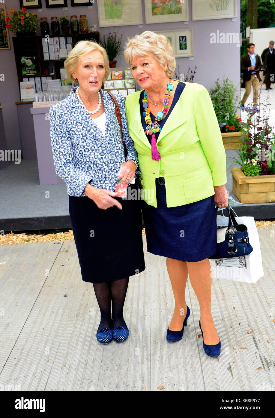 Judith chalmers mary berry hi-res stock photography and images - Alamy