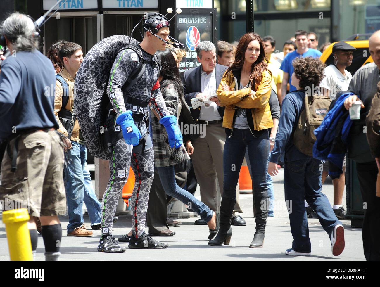 Alan Ritchson and Megan Fox on the set of 'Teenage Mutant Ninja Turtles ...
