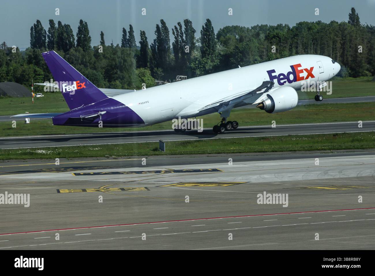 this picture shows a visit to the logistics center of FedEx, Wednesday ...