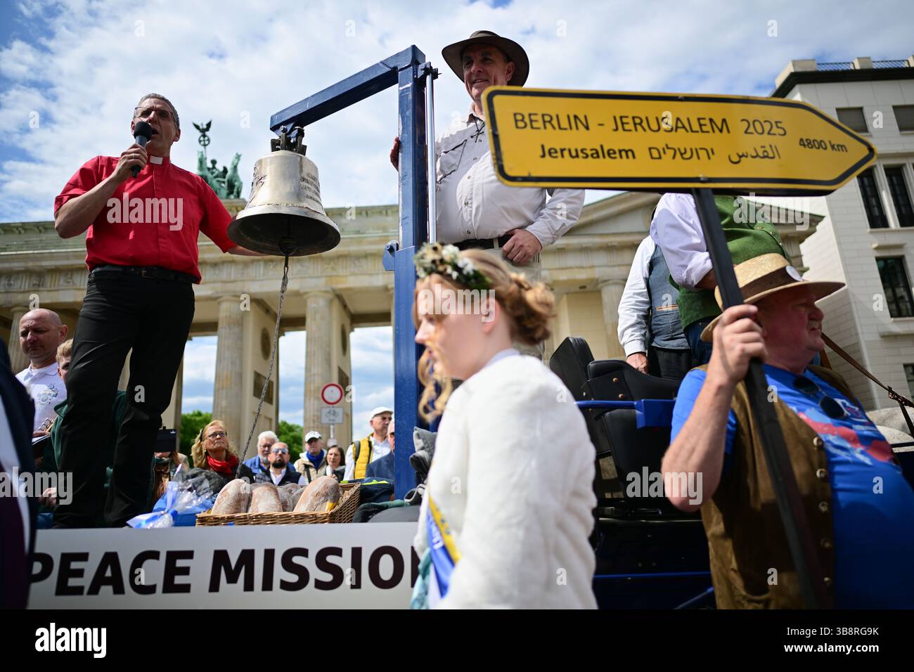 Berlin, Germany. 08th May, 2025. Pastor Helmut Kautz (l) speaks on a ...