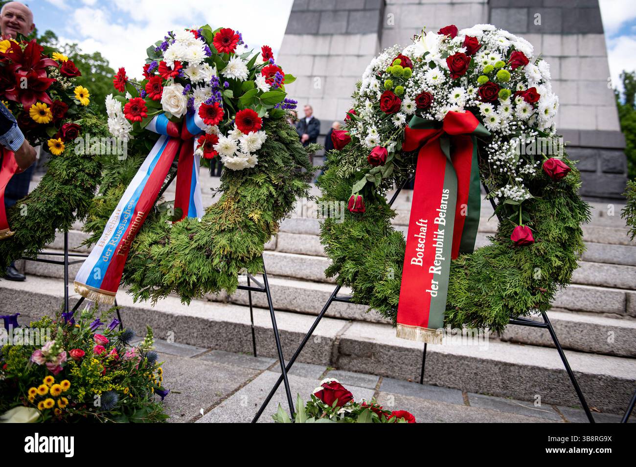 Berlin, Germany. 08th May, 2025. Commemorative wreaths from Russia and ...