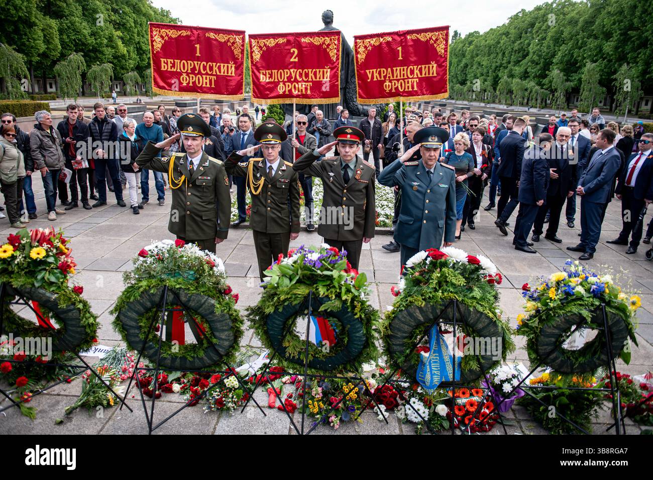Berlin, Germany. 08th May, 2025. Uniformed soldiers salute in front of ...